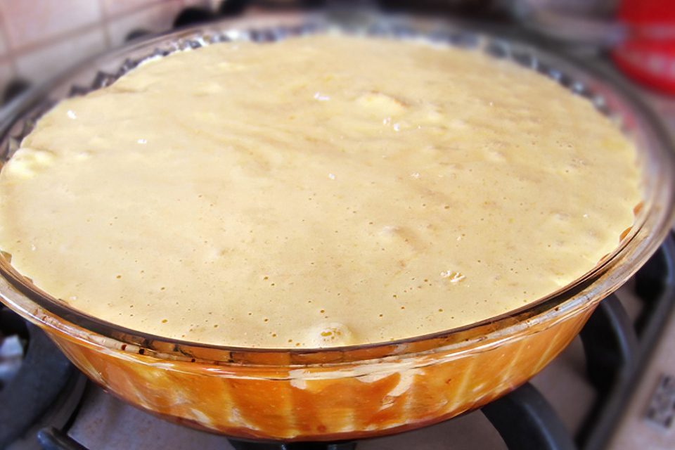 Prăjitură răsturnată cu mere caramelizate - rețetă simplă | Laura Laurențiu