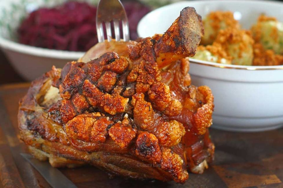 Ciolan de porc la cuptor cu sorici crocant | Laura Laurențiu