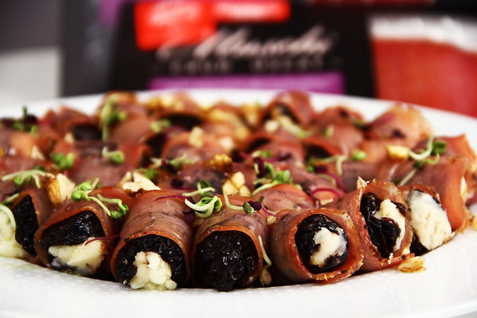 Prune uscate umplute cu brânză de burduf, în mușchi crud-uscat | Laura ...