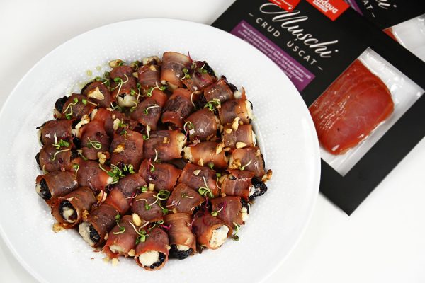 Prune uscate umplute cu brânză de burduf, în mușchi crud-uscat | Laura ...