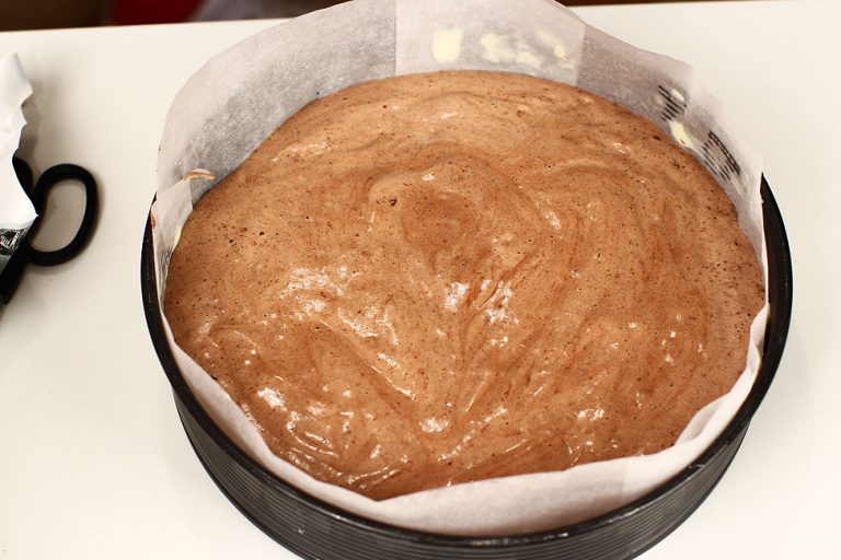 Blat de tort cu cacao, rețetă simplă pentru un blat pufos fără praf de copt