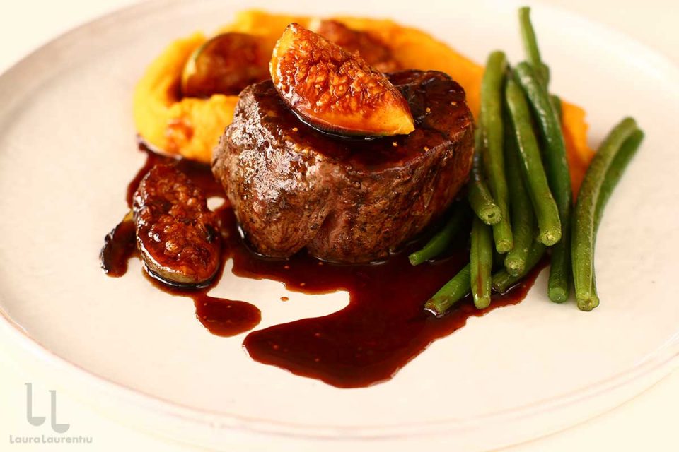 Friptura din vrabioara de vita cu sos de merisoare | Laura Laurențiu