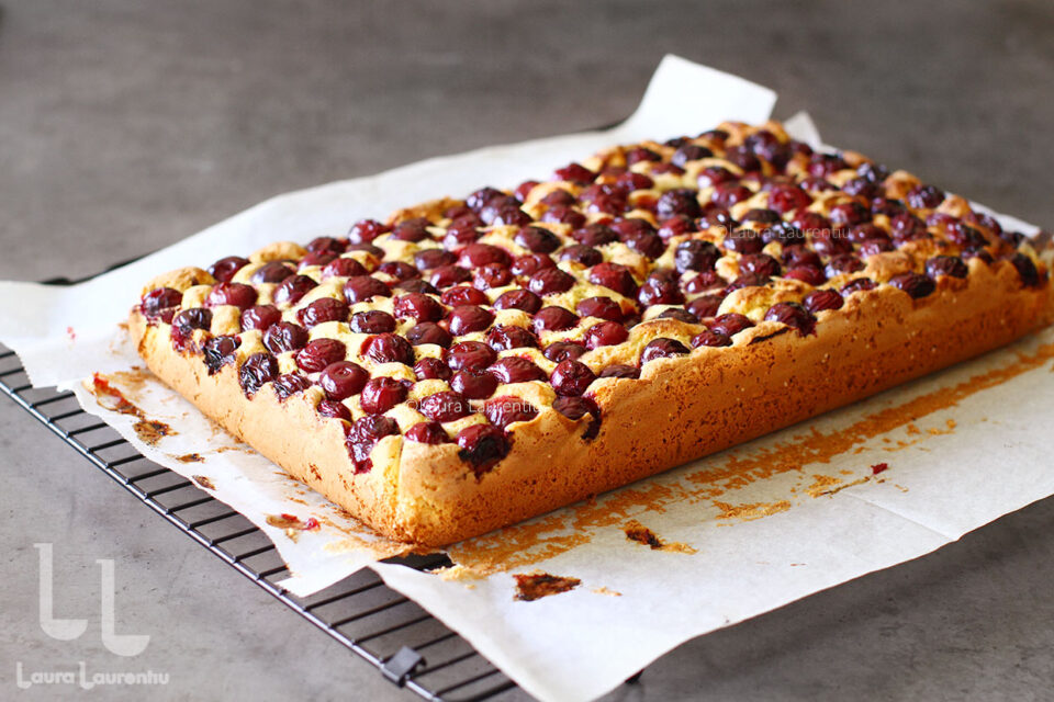 Pandișpan cu vișine - rețetă video - pufos și crescut, fără praf de copt