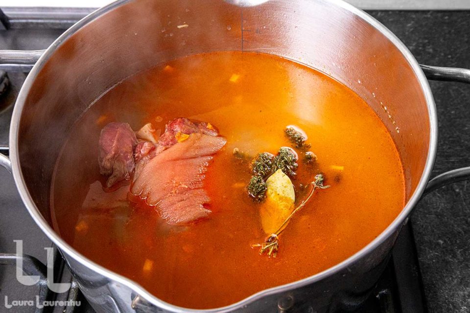 Lucskos - rețetă ungurească de zamă de varză cu afumătură